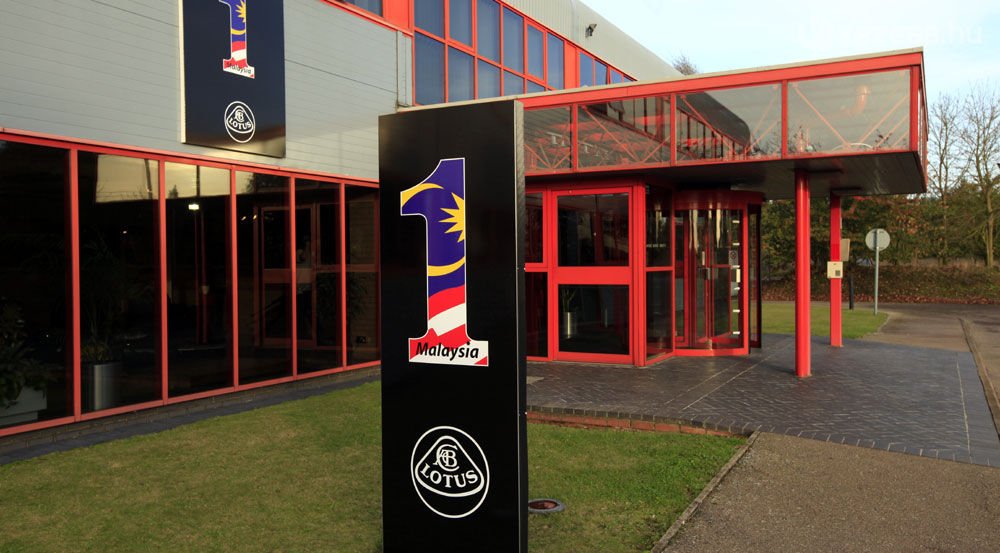 F1: Miniszterelnök avatta fel a Lotus gyárát - Vezess