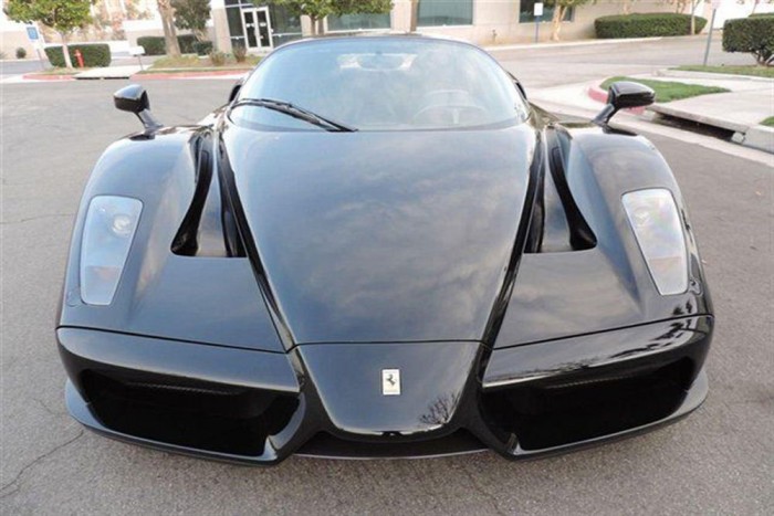 Eladó egy fekete Ferrari Enzo
