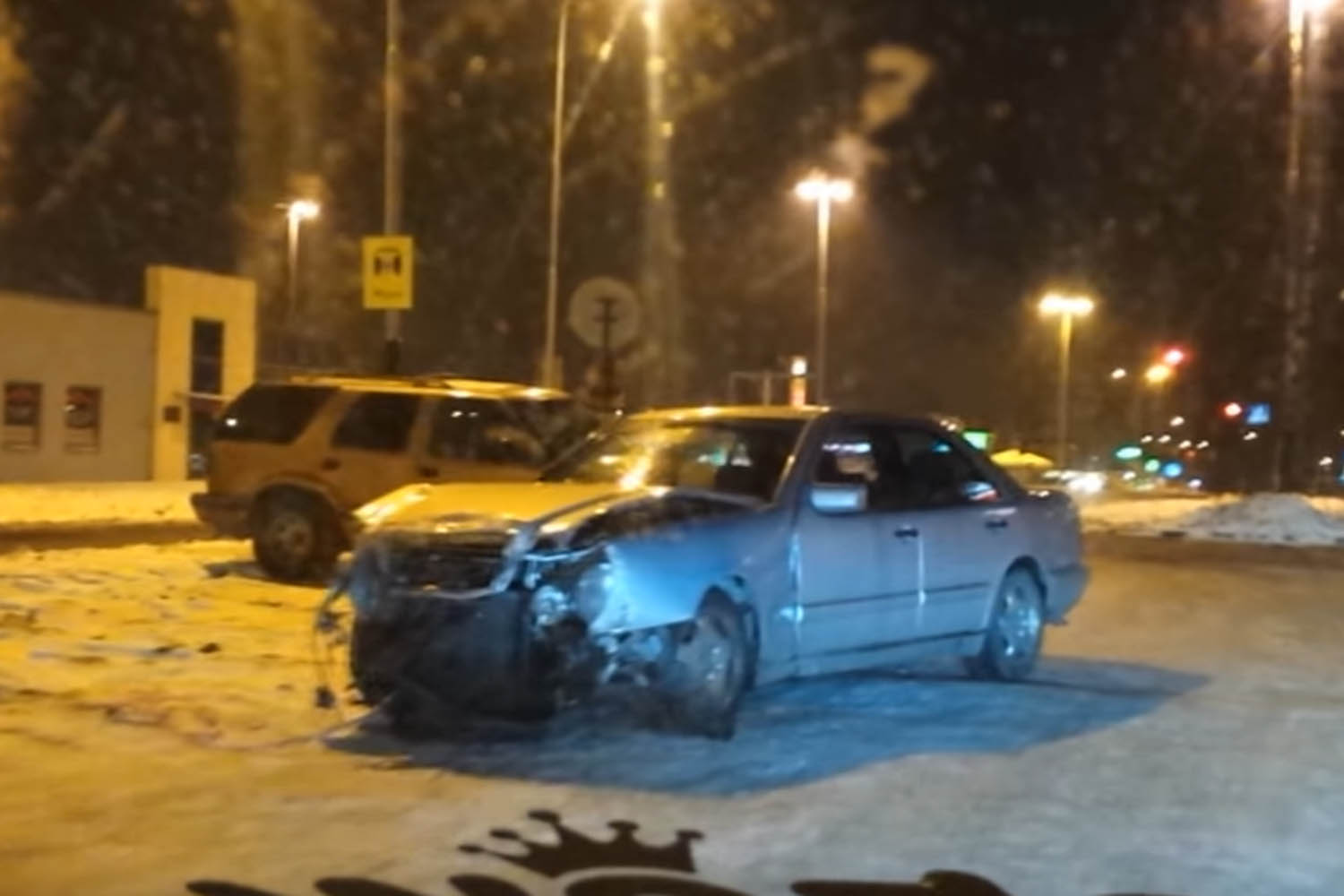 Ilyen, amikor a másnak vermet ásó autós maga esik bele - Vezess