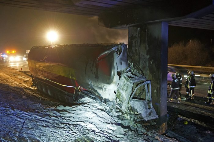 Megrendítő fotók az M1-esen történt halálos balesetről - Vezess Megrendítő fotók az M1-esen történt halálos balesetről - Vezess