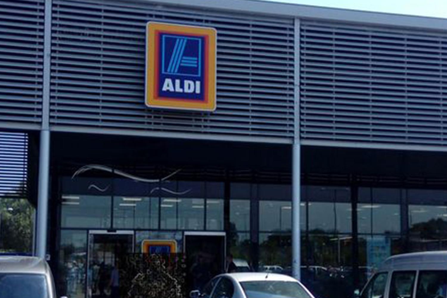 Világbajnok parkolás a győri Aldinál, csak gratulálni tudunk - Vezess