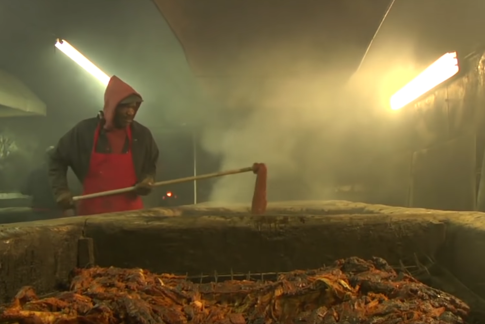 Fél nap alatt készül el a zseniális, egyben sült disznó - Vezess