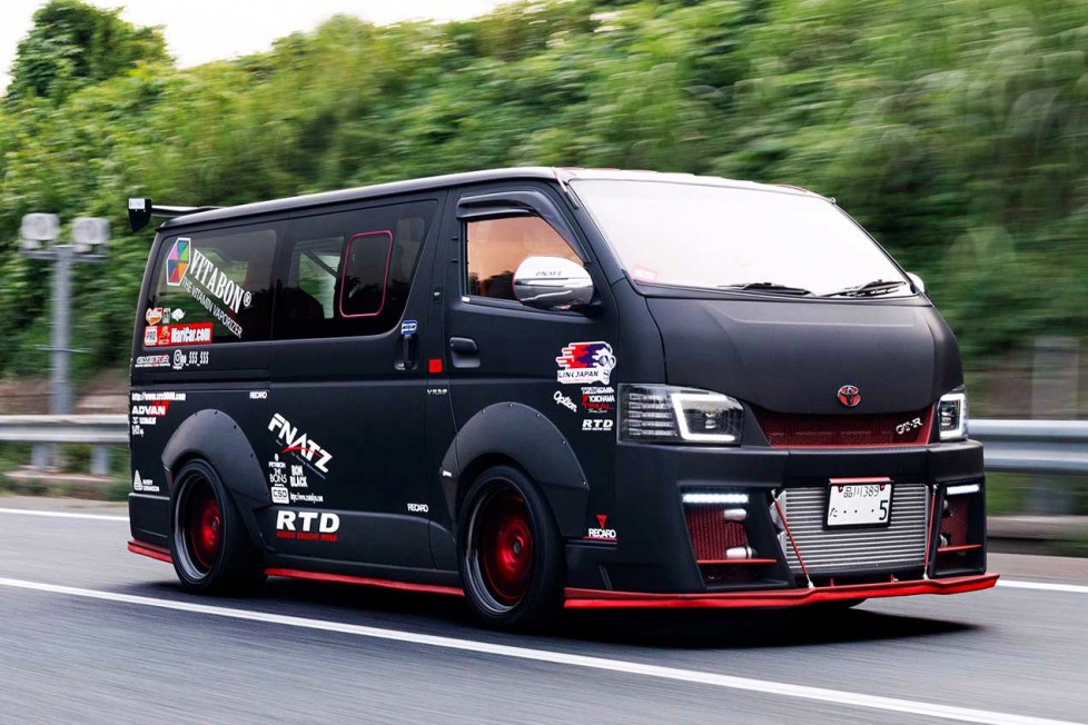Toyota Hiace Nissan GT-R motorral | Vezess