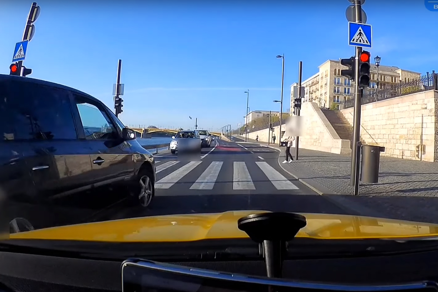 Záróvonal, piros lámpa, zebra és egy induló gyalogos - Ezekre mind ...