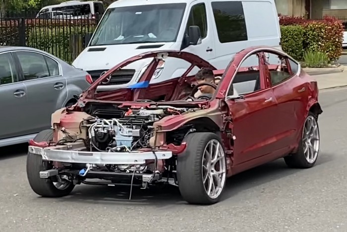 Hihetetlen, de önerőből mozog ez a törött Tesla | Vezess