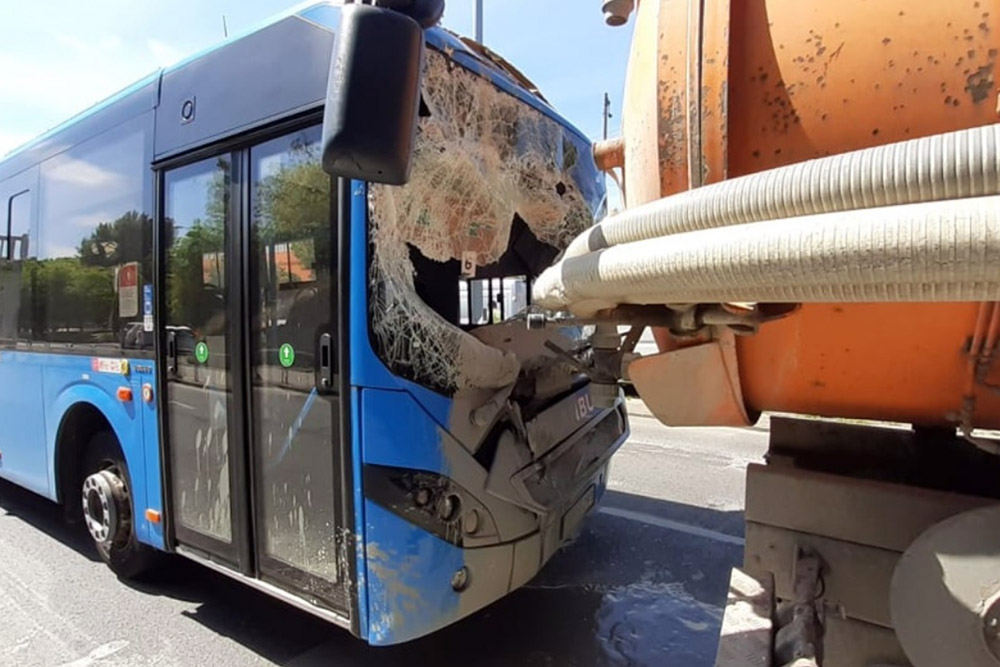 Szippantós kocsiba rohant egy busz Budapesten - Vezess