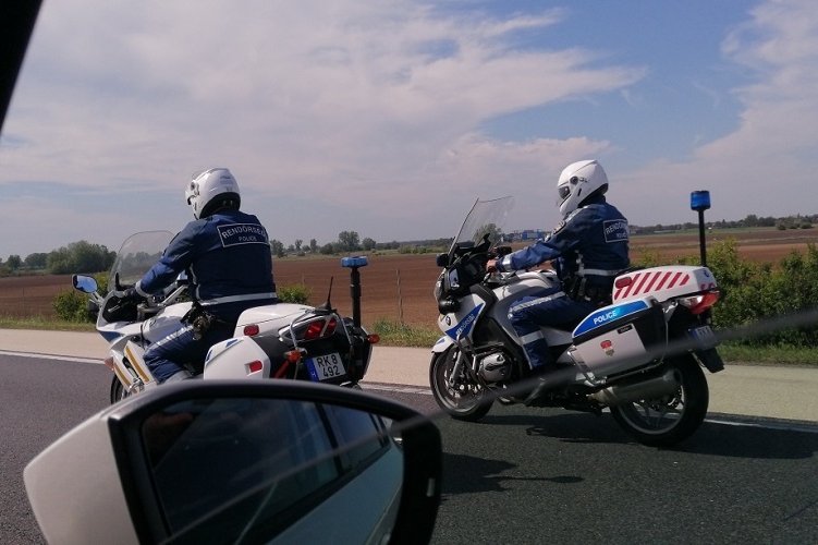 Komoly motoros razziát tartottak az M1-esen - Vezess