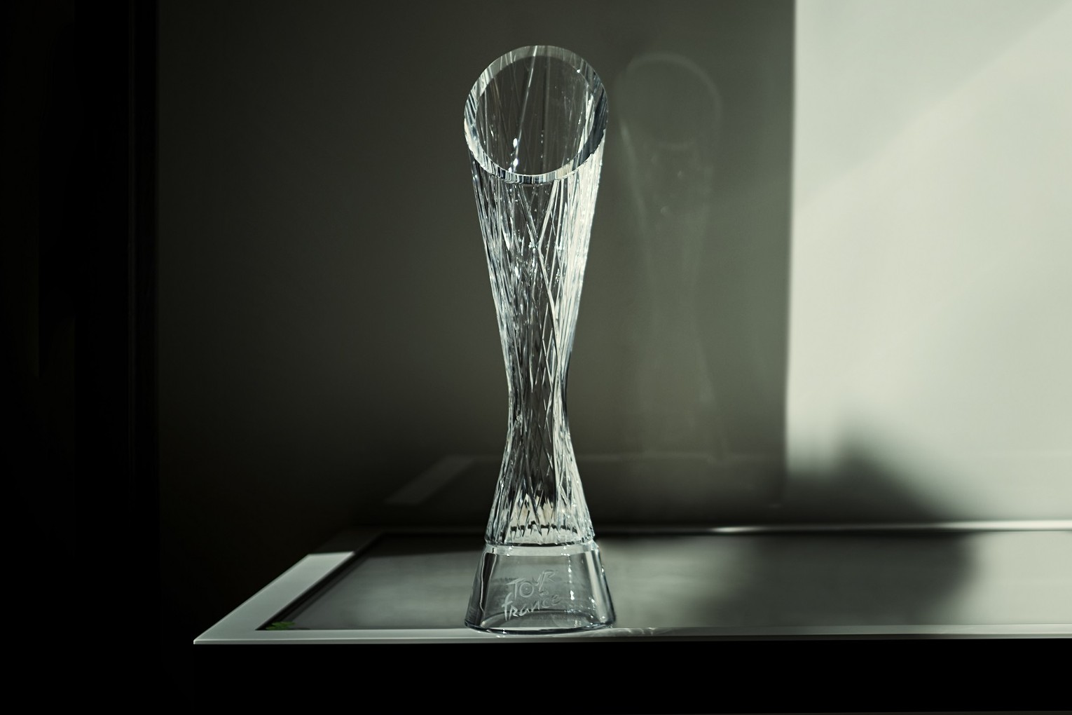 Autógyártó tervezte a kerékpárverseny trófeáját - Vezess