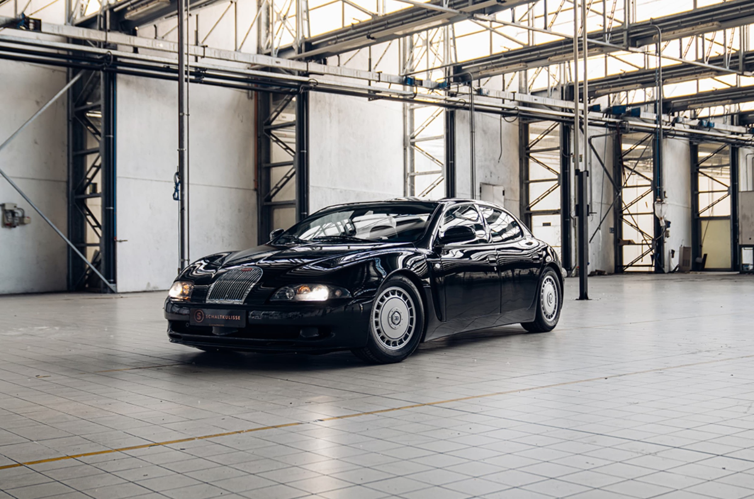 Eladó a legritkább Bugatti: ebből csak három darab készült - Vezess