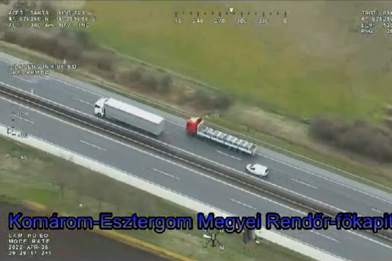 Helikopterrel vadásztak szabálytalan autósokra az M1-esen - Vezess