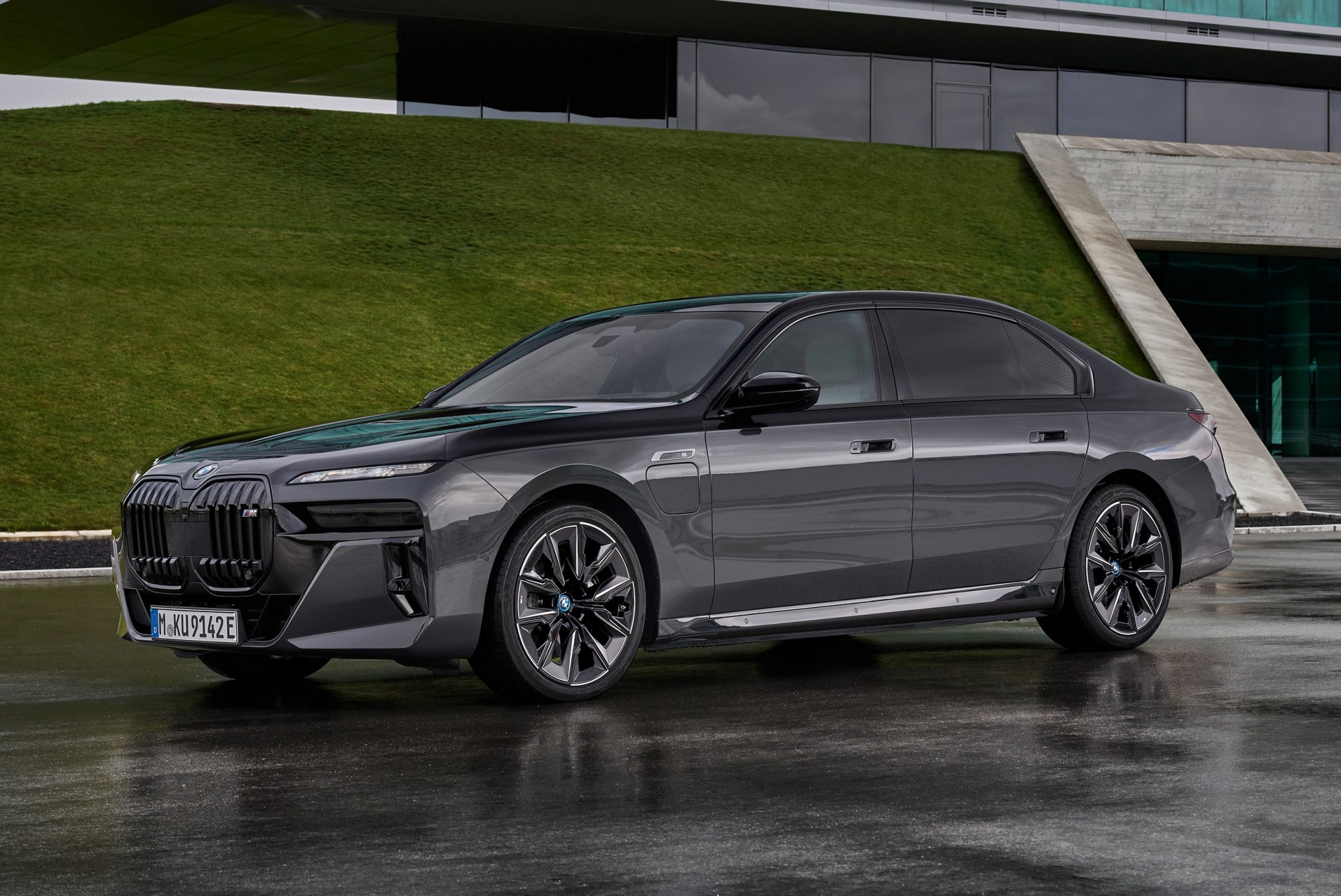 BMW M760e 750e 740d 2023 | Vezess