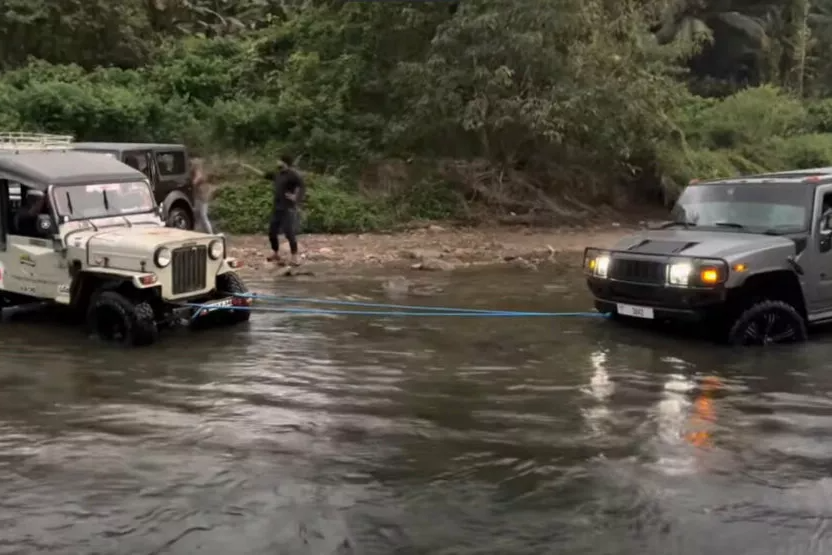 Elakadt Hummert ment az apró, öreg, egyszerű Jeep másolat - Vezess