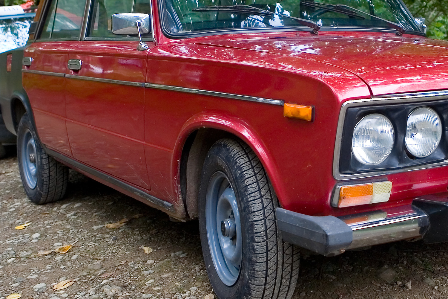 Félbevágott Ladával autóztak, mintha ez természetes lenne - Vezess