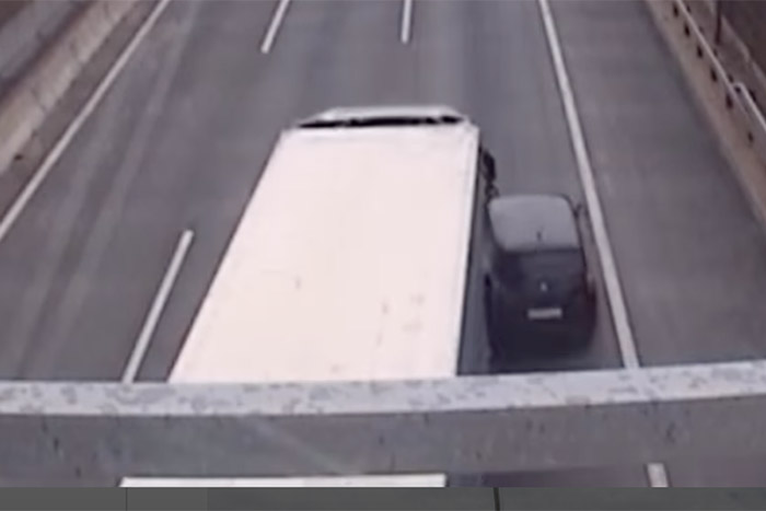 Rosszkor volt rossz helyen, rosszul járt egy kamionos ellen az M0-son - Vezess