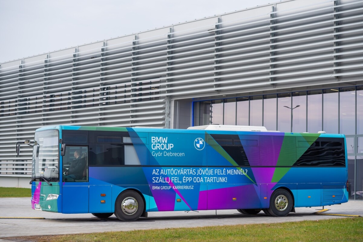 Debrecen utcáira kerül a BMW-logós Merci busz - Vezess