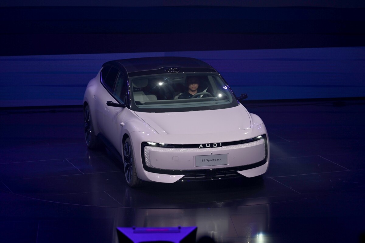 Rácuppantak az emberek a kínai Audira - Vezess